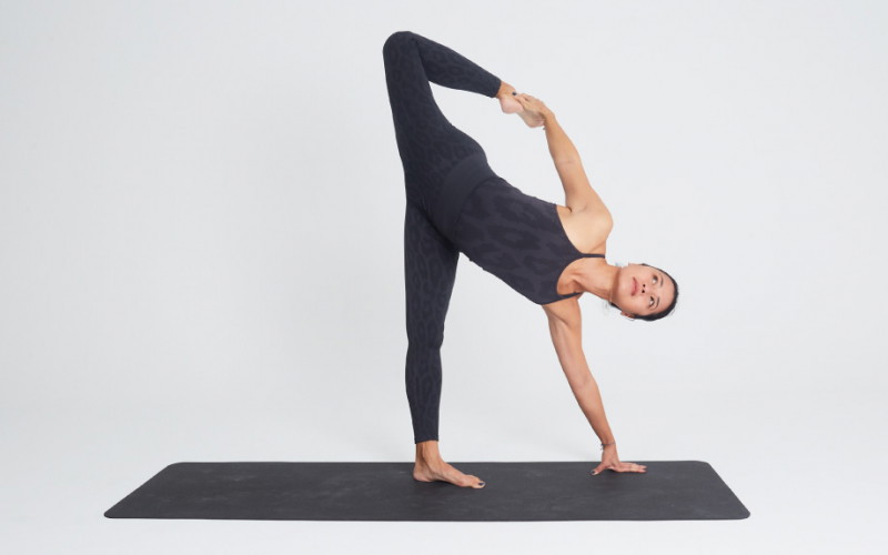 Ardha chandrasana, la postura de la media luna - Xuan Lan Yoga